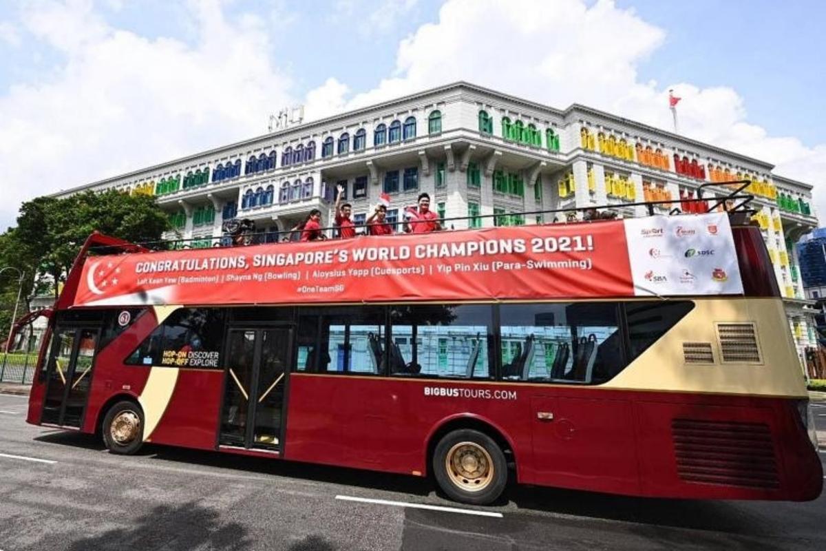 Sports heroes lauded with open-top bus parade through town | SMU Newsroom