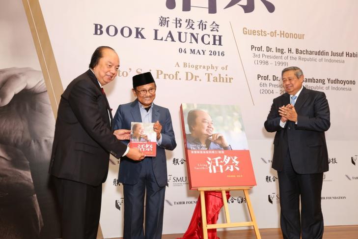 Dr Tahir launches biography at SMU | SMU Newsroom